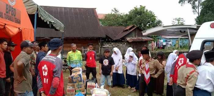 PMI Tapteng Dampingi PMR MTsN 2 Berikan Bantuan Banjir & longsor di ...